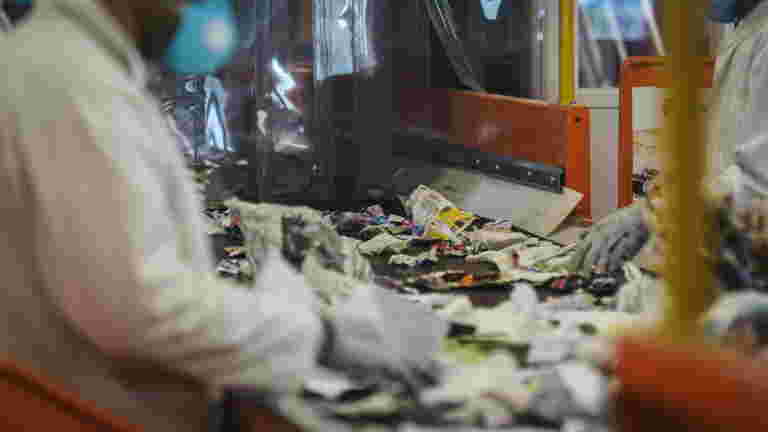 En Charente, un centre de tri des déchets déborde - Geo.fr