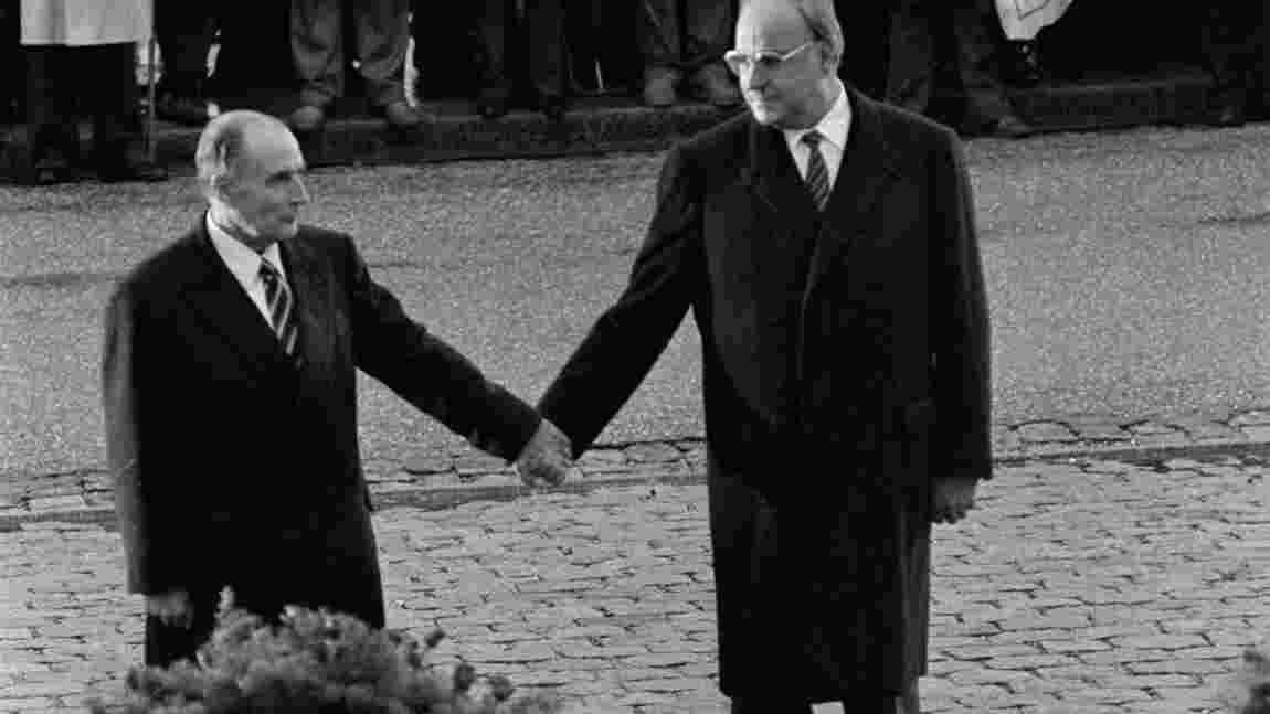 Retour sur la poignée de main historique entre Kohl et Mitterrand - Geo.fr