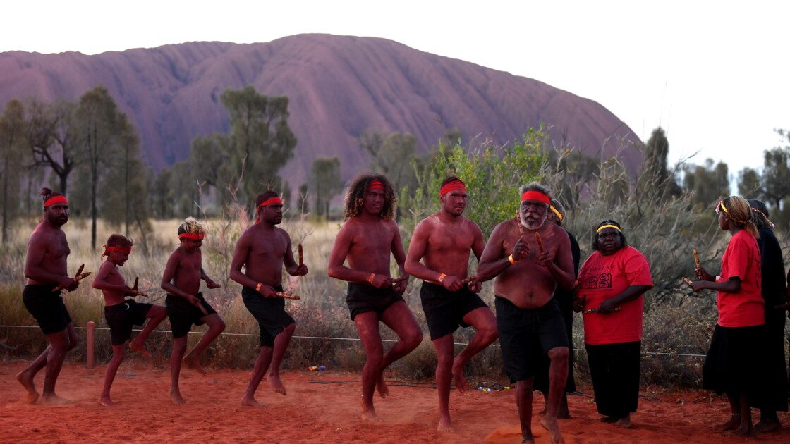 Les aborigènes Anangu célèbrent la fin des ascensions du rocher Uluru ...