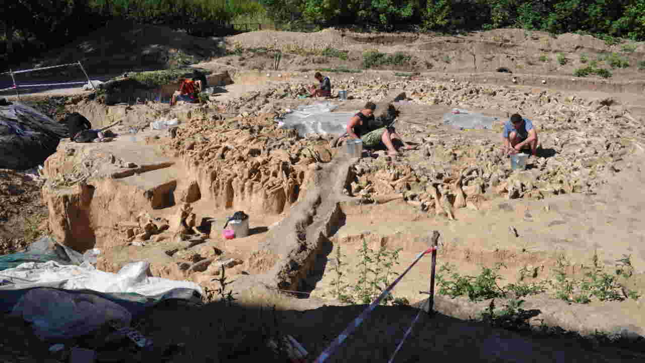 Une immense structure fabriquée à partir d'os de mammouths découverte ...
