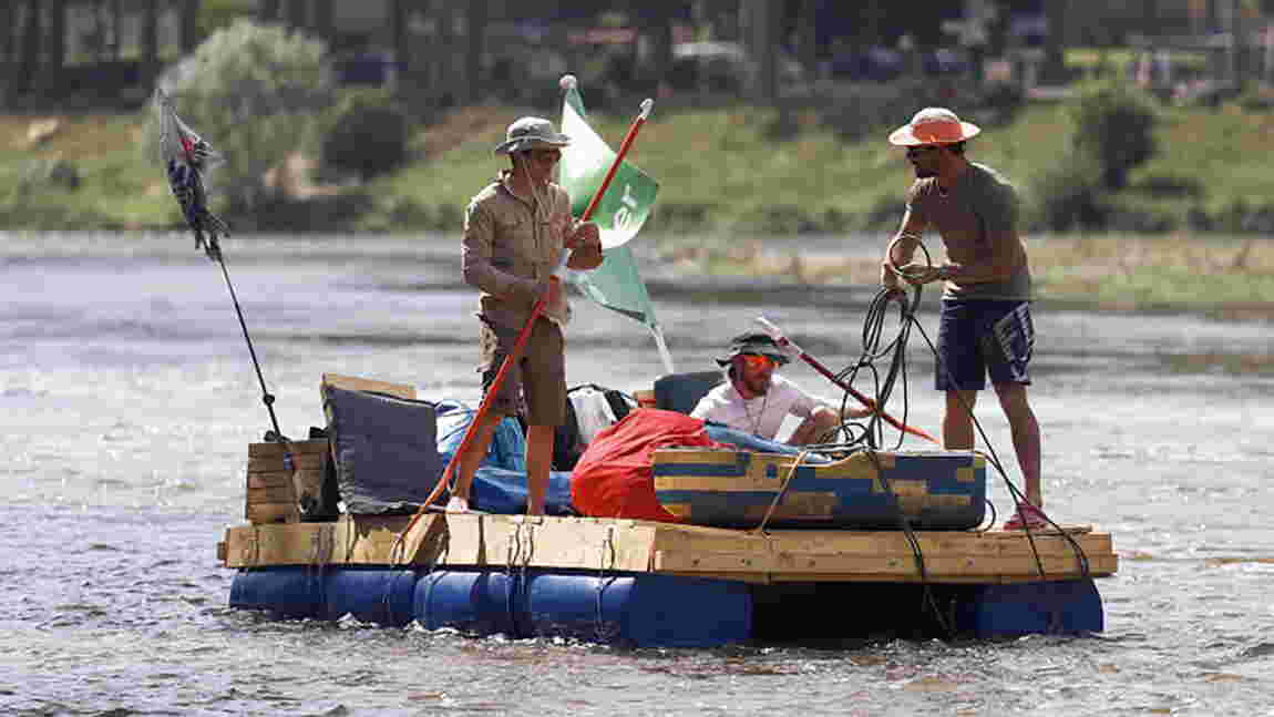 Douze jours en radeau sur la Loire pour ramasser les déchets : la ...