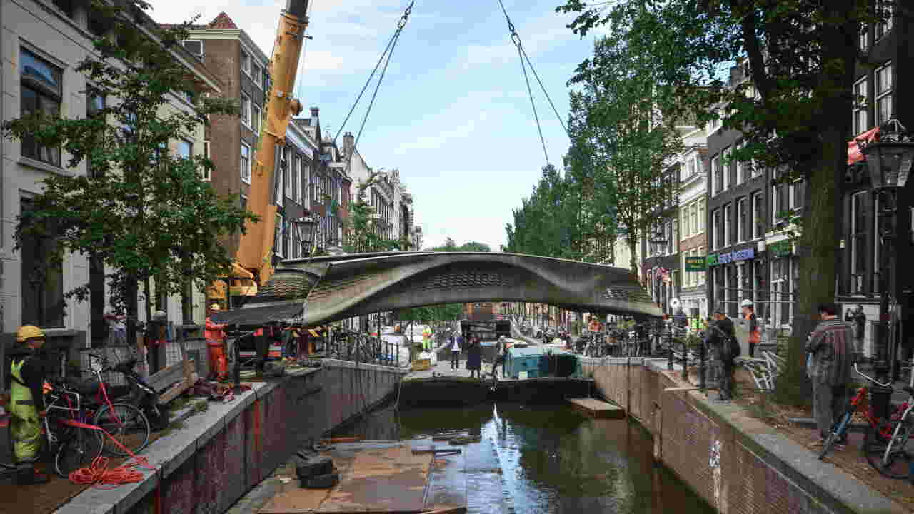 Amsterdam inaugure le premier pont en acier imprimé en 3D - Geo.fr