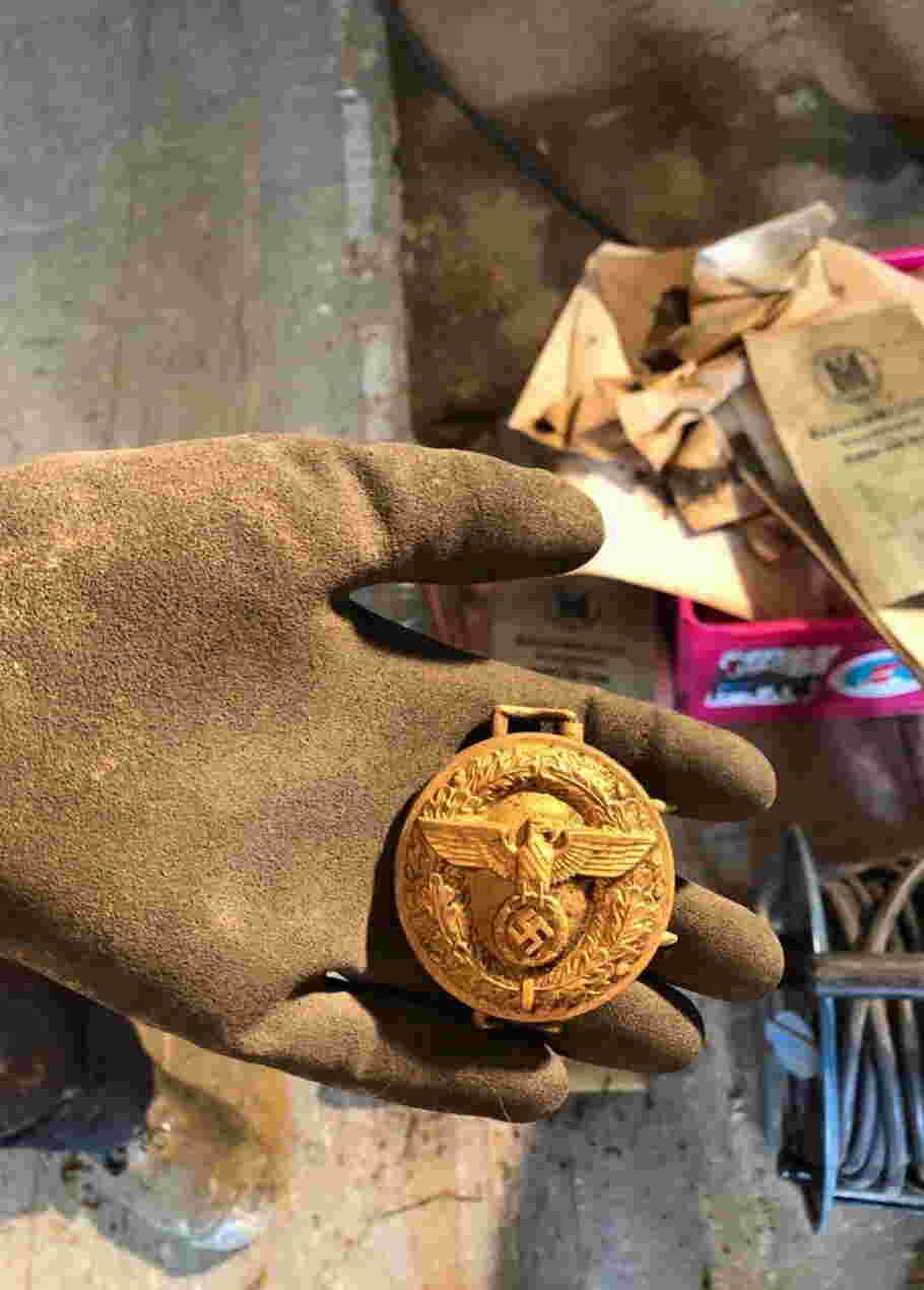 Une cache nazie remplie d'objets retrouvée 76 ans après dans une maison ...