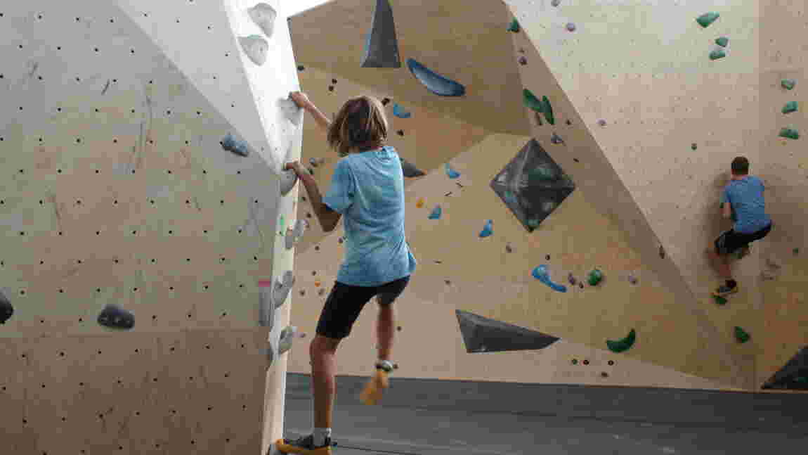 Tout savoir sur l'escalade de bloc, ce sport qui séduit les jeunes ...