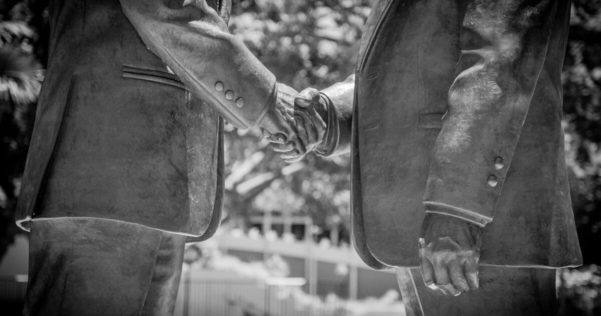 la poignée de main, la poignée de main pour la pa1 - Geo.fr