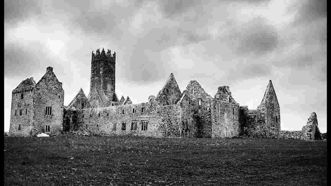 Statue Waiting on Shore à Rosses Point, - Geo.fr