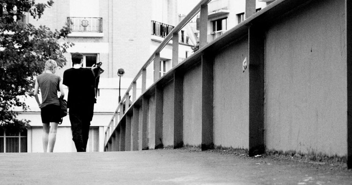 2 people on a bridge, - Geo.fr