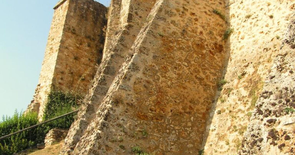 contreforts, ajoutés au XVIIe siècle pour mieux soutenir... - Geo.fr