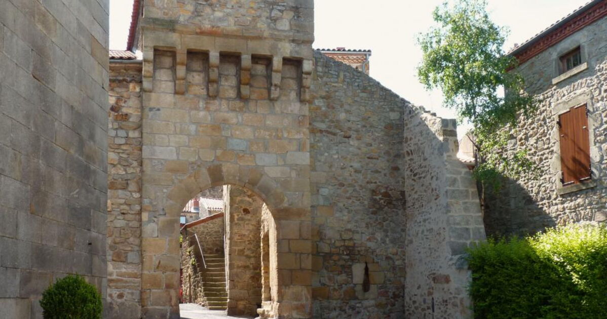 Porte dans les remparts, Au moyen-âge, le village était... - Geo.fr