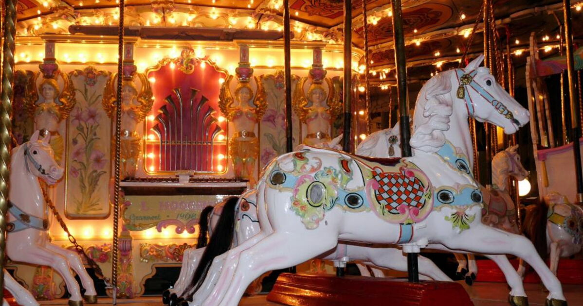 Manège, Le manège devant le théâtre de la Monnaie - Geo.fr