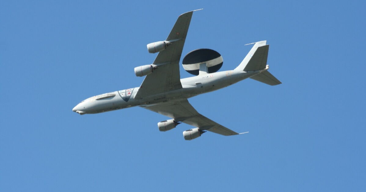 Awacs, avant de défiler sur Paris, - Geo.fr