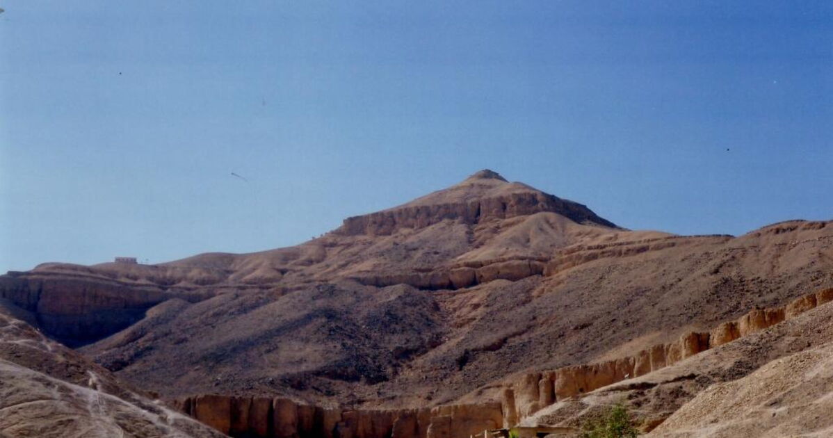 Vallée des Rois, sous la montagne en forme de pyramide,des... - Geo.fr