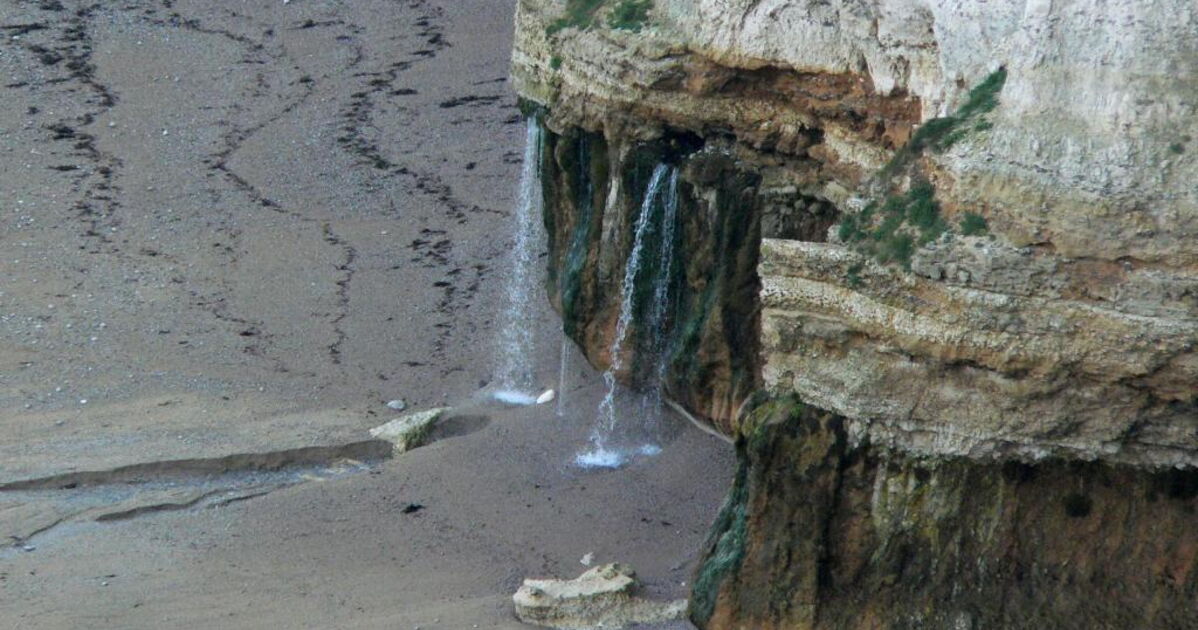 Les pisseuses, Source sortant de la falaise. Vue de... - Geo.fr