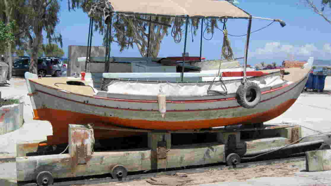 Pinasse en cale sèche, chantier naval_S, - Geo.fr