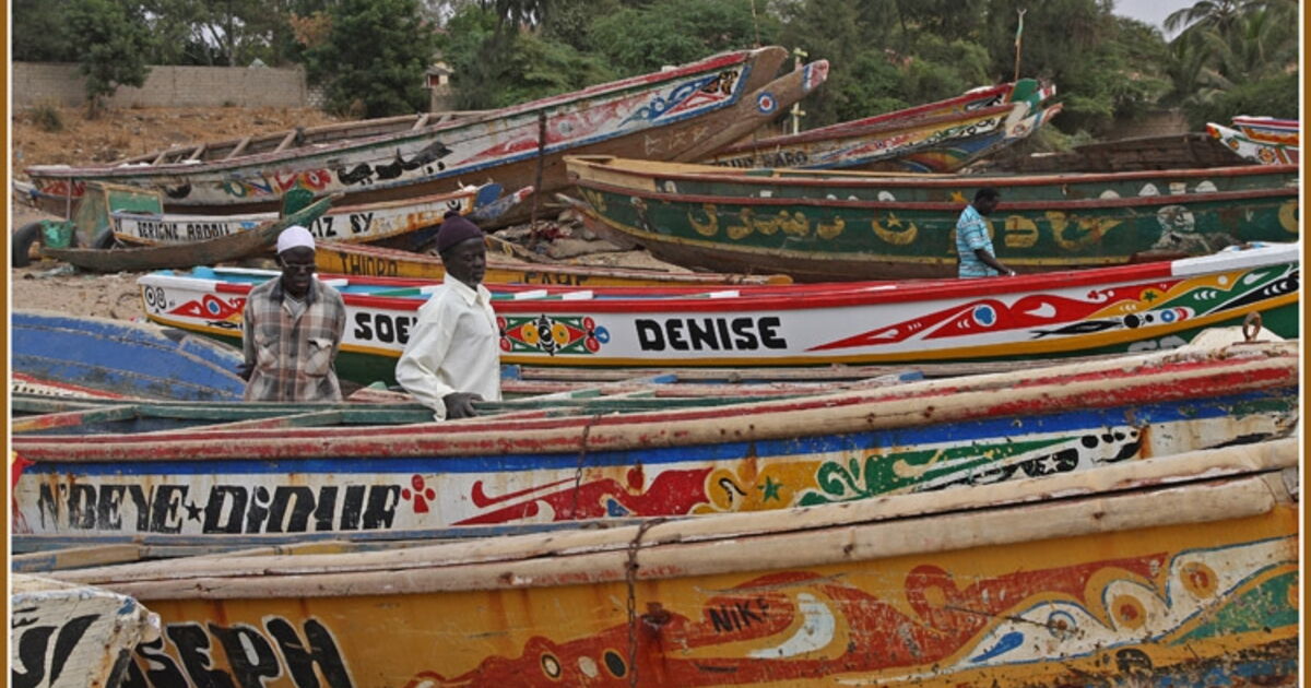 les barques de Mbour 2., pirogues très colorées ;1 - Geo.fr
