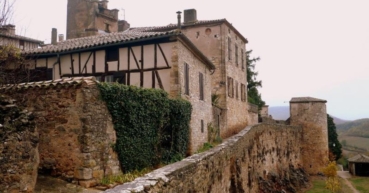 chemin de ronde, et les remparts du XIII e siècle - Geo.fr