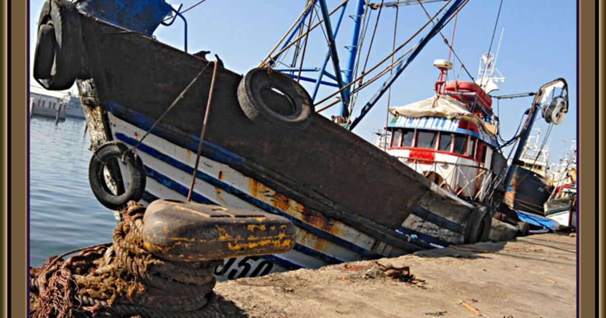 Amarrage de chalutier (Agadir, Maroc), Un chalutier... - Geo.fr