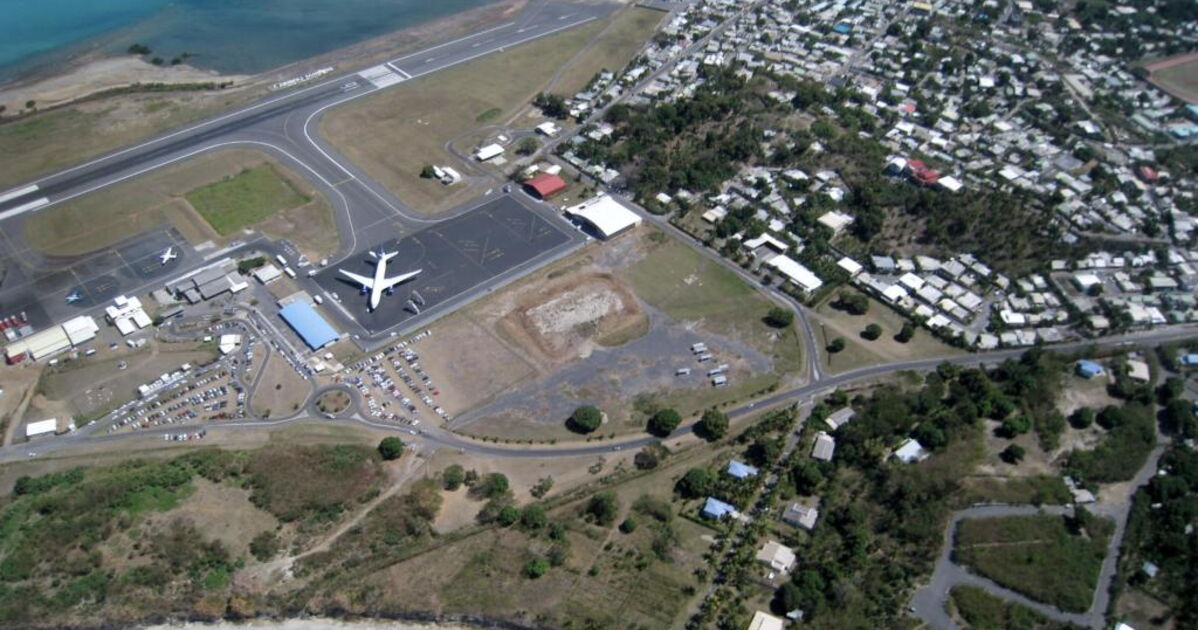 L'aéroport de Dzaoudzi, Pris entre le village de Pamandzi... - Geo.fr