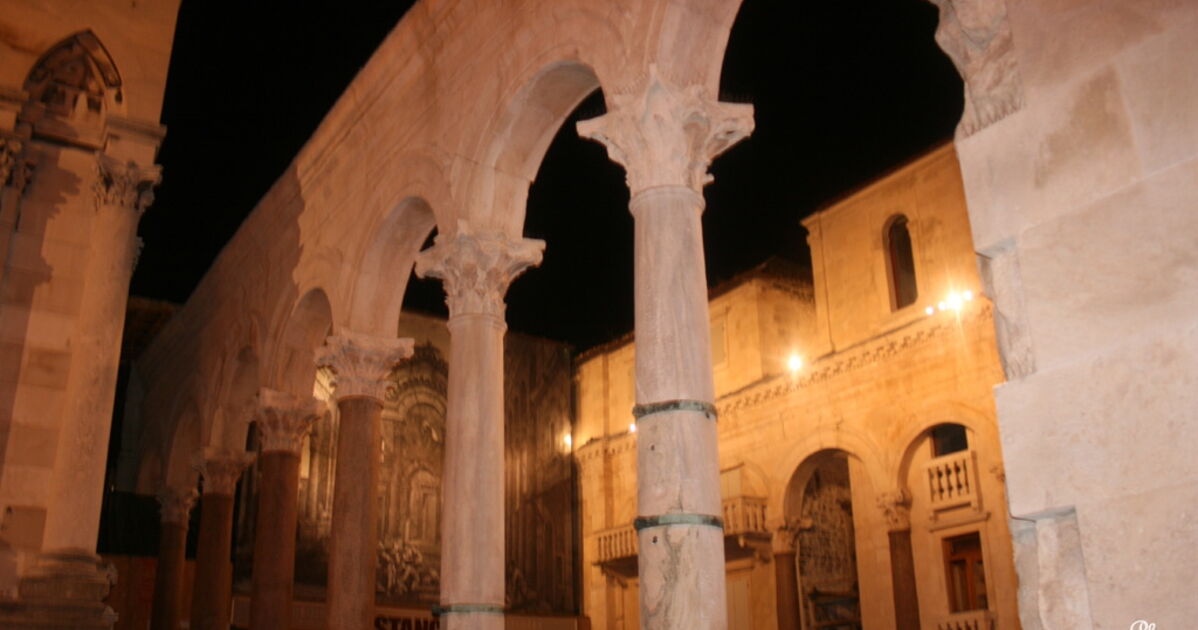 13_le_peristyle_en_nocturne.jpg, - Geo.fr