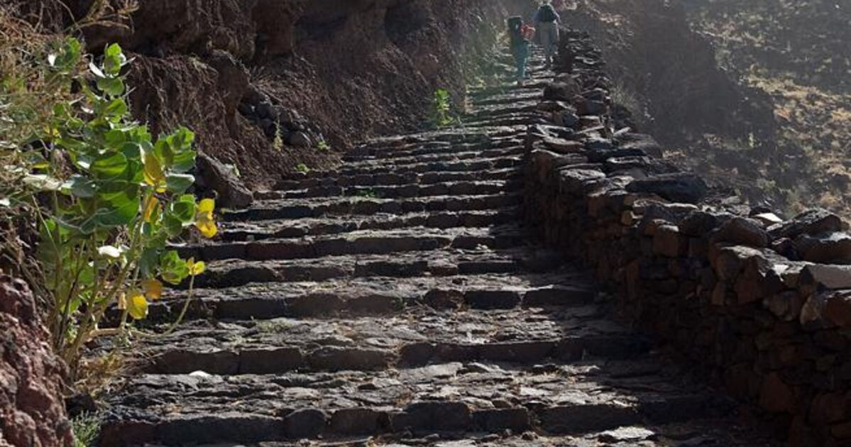 Chemin pavé de la vallée de Ribeira Alta, - Geo.fr