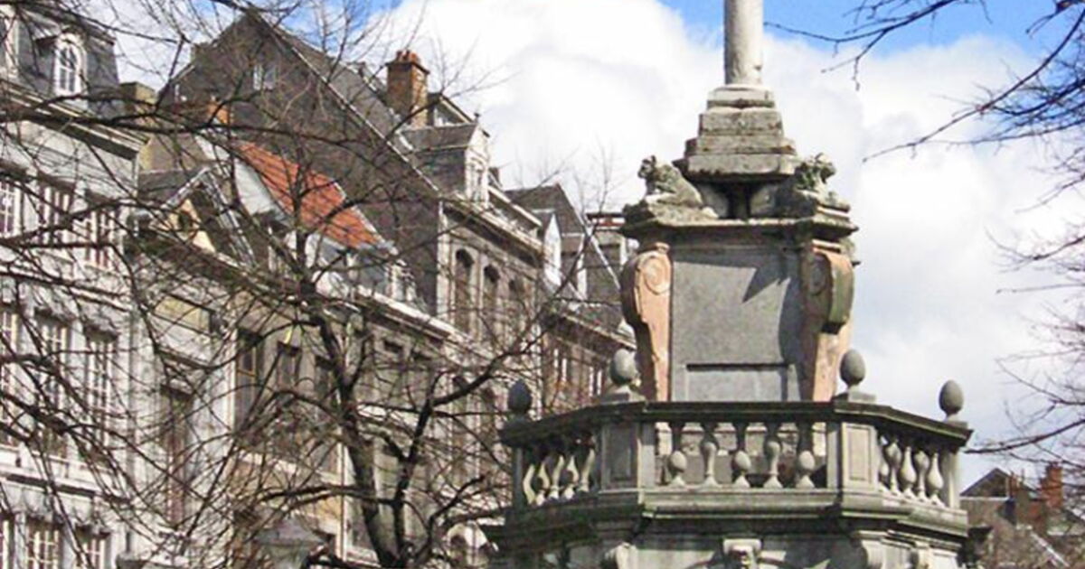 Le Perron sur la place du Marché, LA PLACE DU MAR1 - Geo.fr