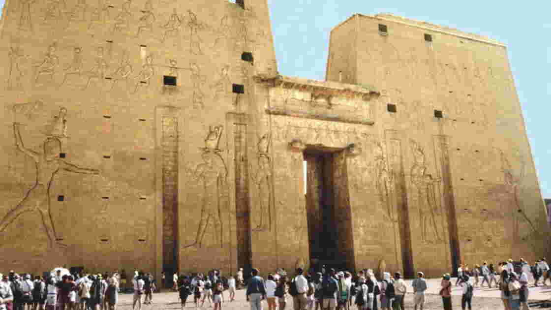 Edfou Pylône du temple d'Horus 2, Edfou est une cité... - Geo.fr