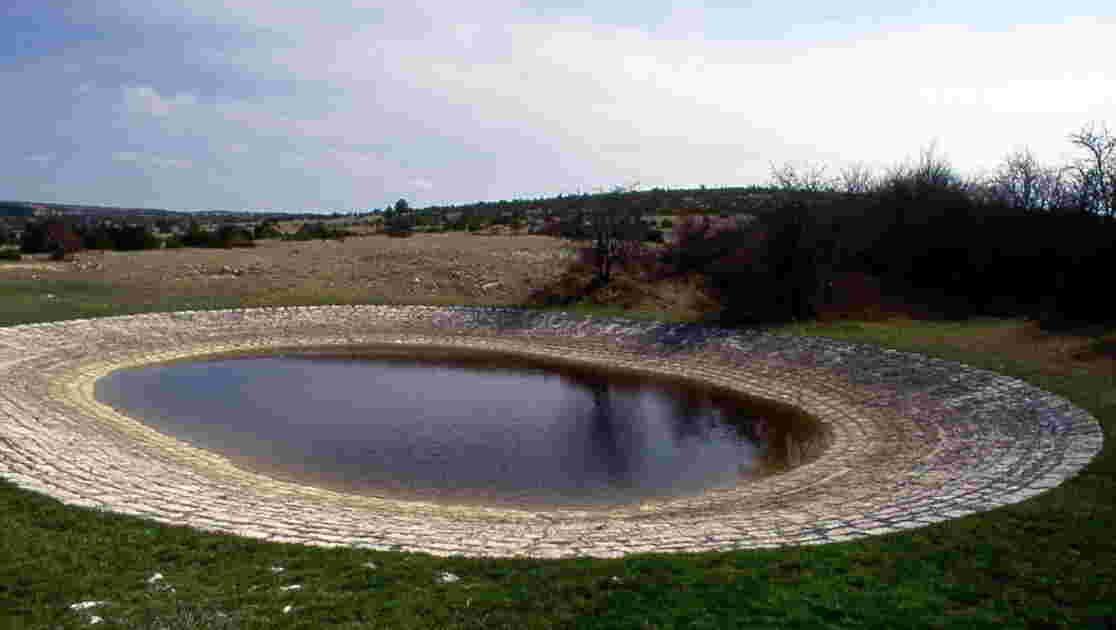 Lavogne, Réserve d'eau pour animaux. Collines de La... - Geo.fr