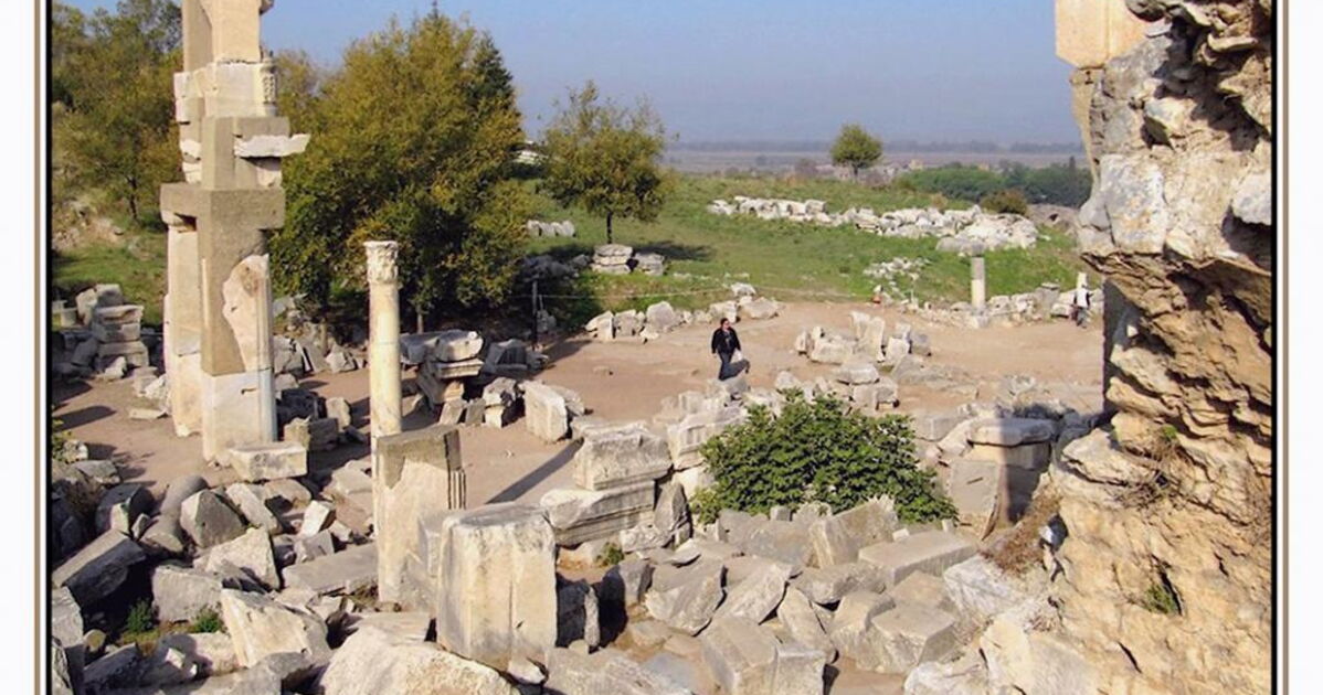 La place et le temple de Domitien, LE TEMPLE DE DOMITIEN,... - Geo.fr