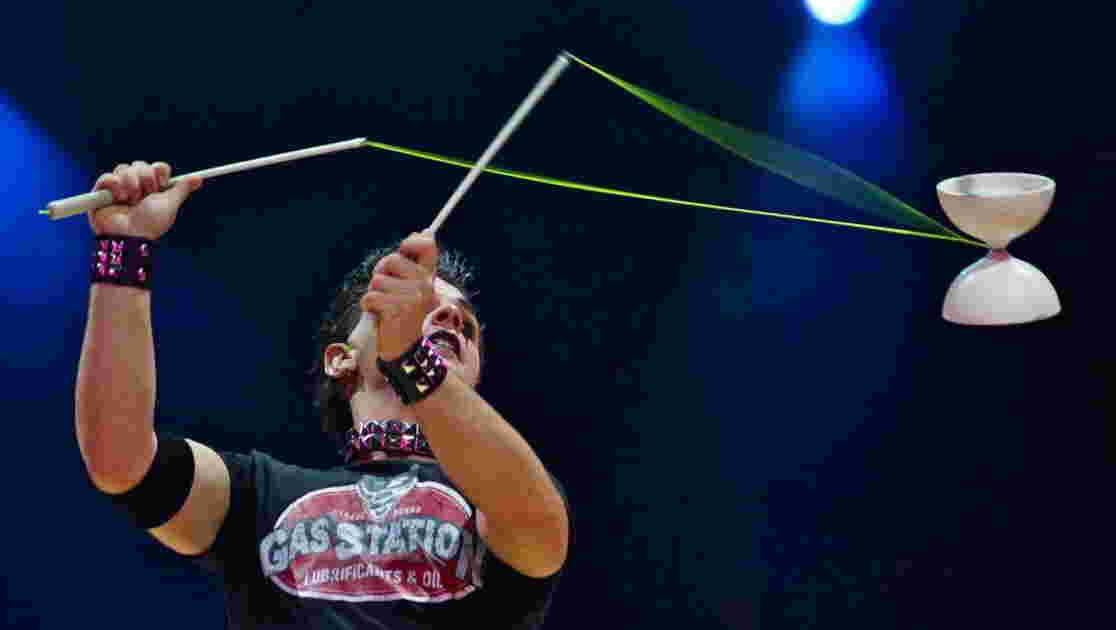 DIABOLO discipline du cirque, - Geo.fr