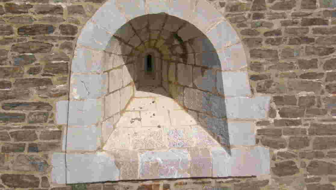 Meurtrière, Une meurtrière (ou archère, archière, ainsi... - Geo.fr