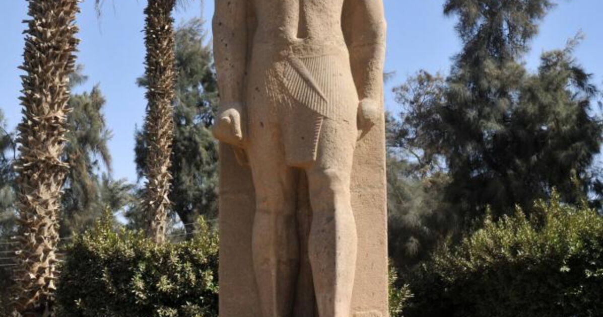 colosse, du moyen empire réinscrit aux noms de Ramsès... - Geo.fr