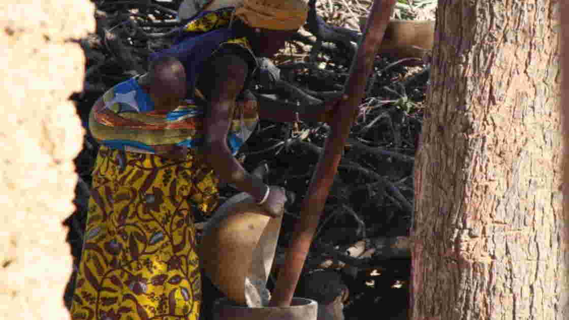 mali_songho piler le mil.JPG, - Geo.fr