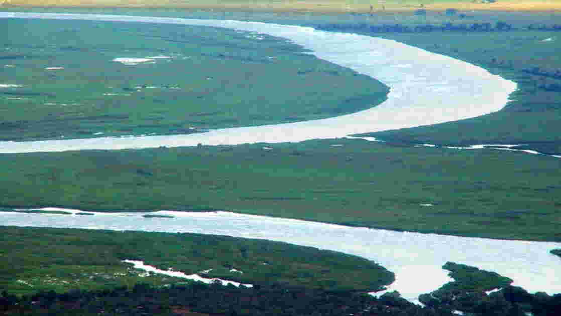 Méandre, La rivière de l'Ain réalise des zigzags avant... - Geo.fr