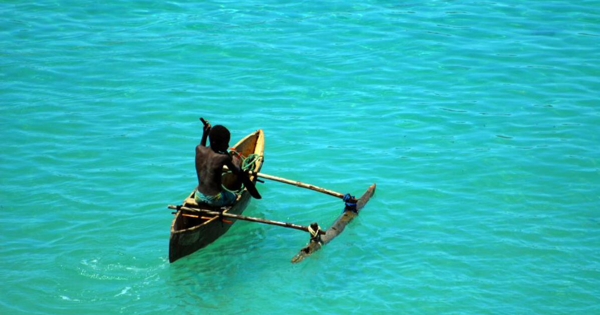MADAGASCAR, pirogue sur mer couleur emeraude - Geo.fr