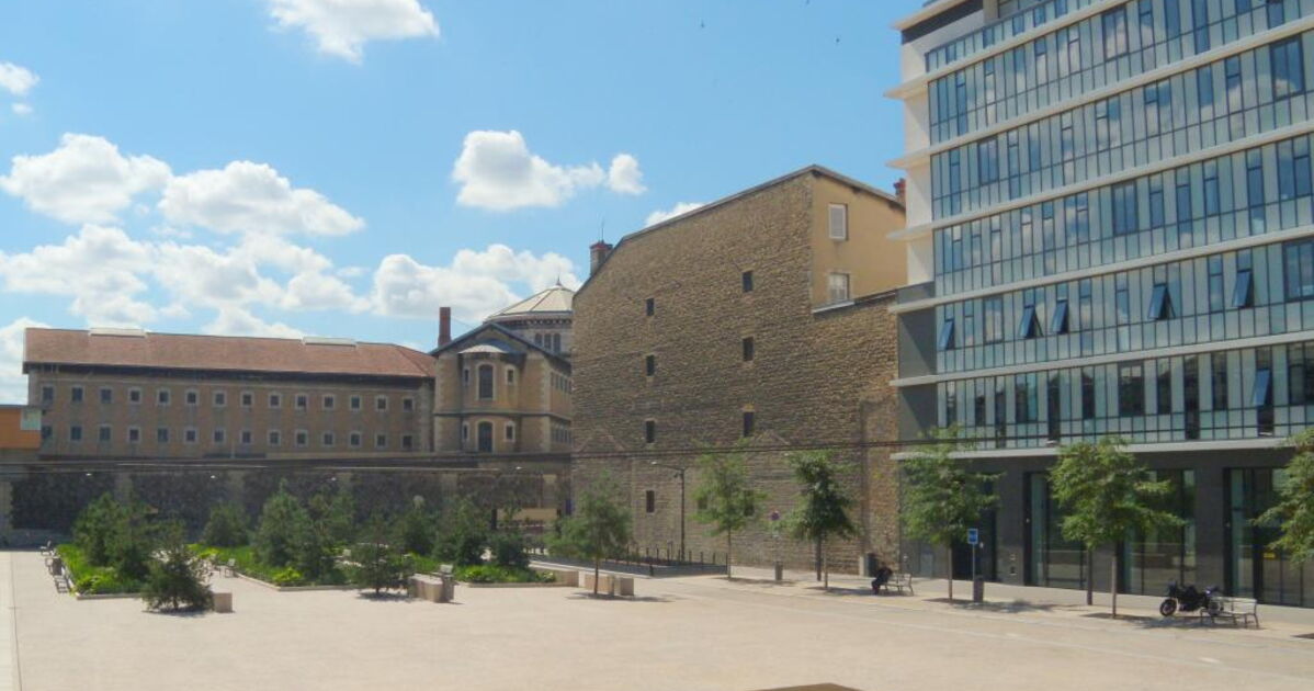 En sortant de la Gare de Lyon Perrache, Une place1 - Geo.fr
