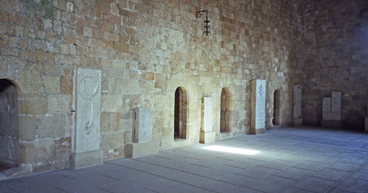 Rhodes Collachium hôpital le réfectoire, Située à1 - Geo.fr