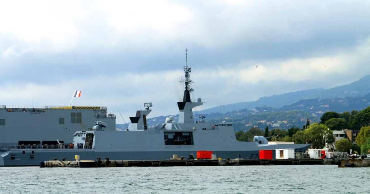 2012 10 04 0558 - PORT MILITAIRE, Frégate. Une1 - Geo.fr