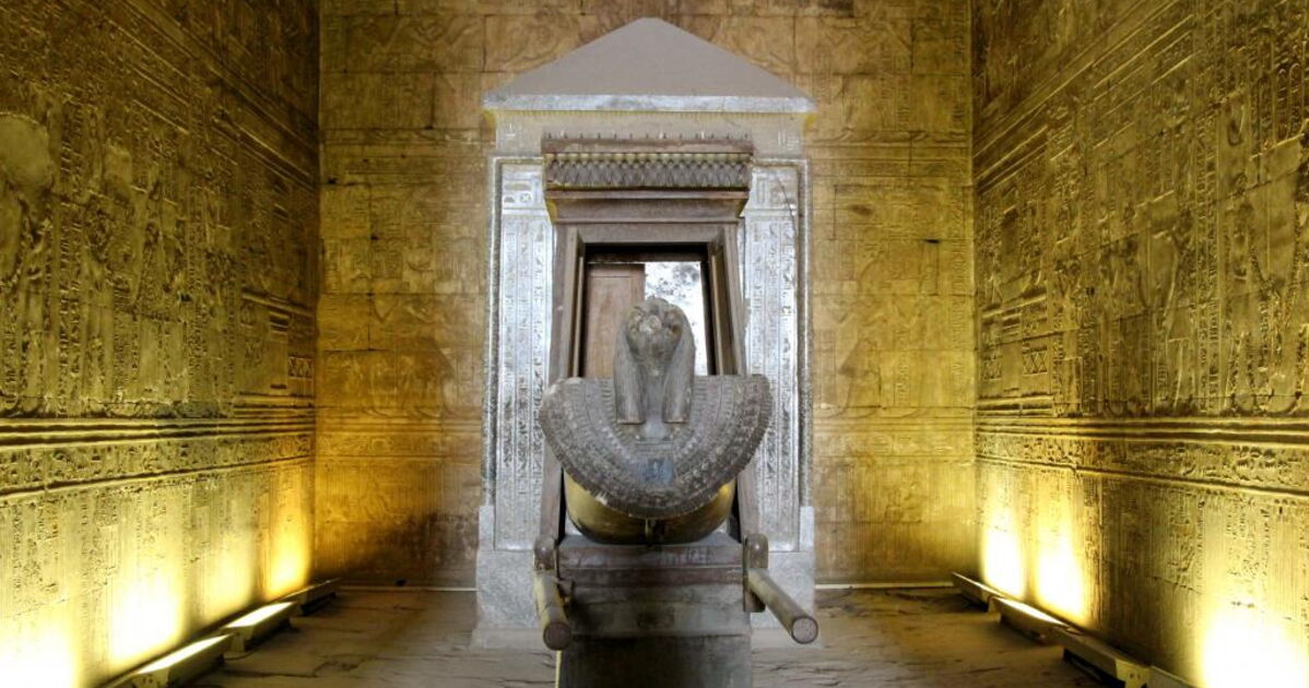 Barque sacrée ..., ... dans le naos du temple d'Edfou - Geo.fr