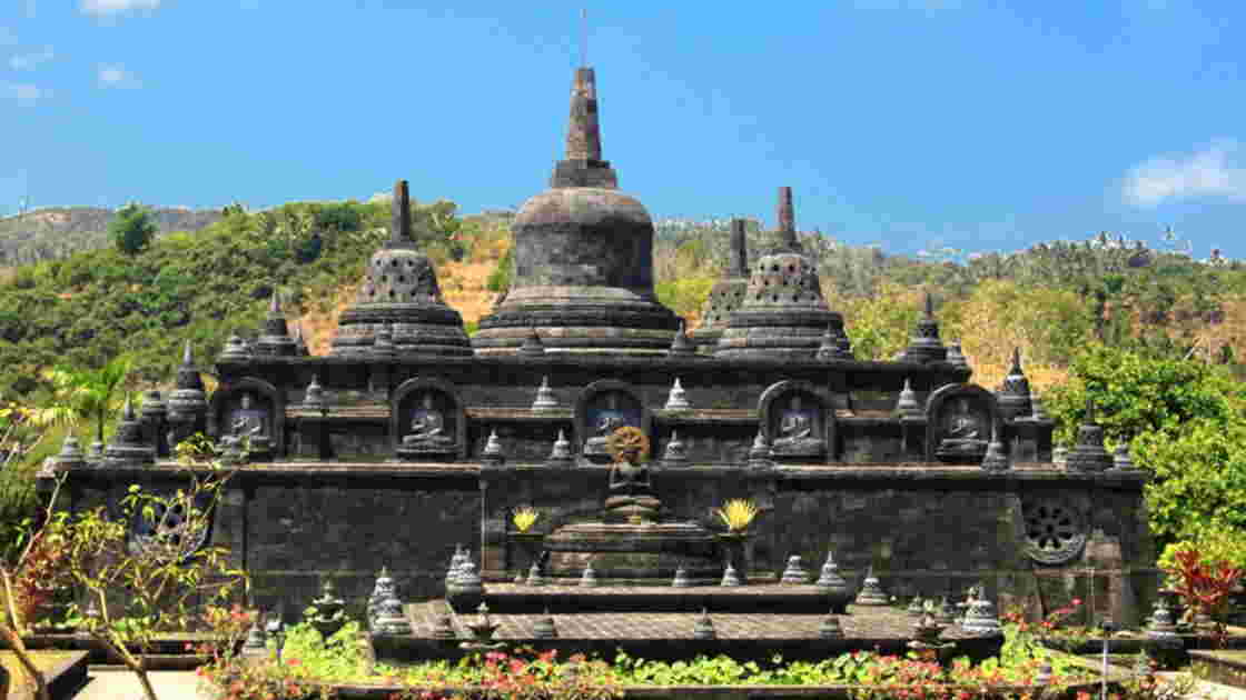 69_Temple Bouddhiste de Banjar, un saint moine du... - Geo.fr