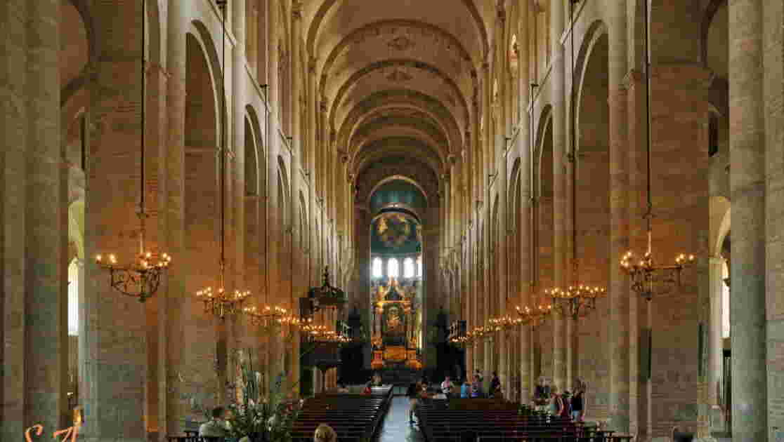 Nef de l'abbatiale, Un joyau du gothique français.... - Geo.fr