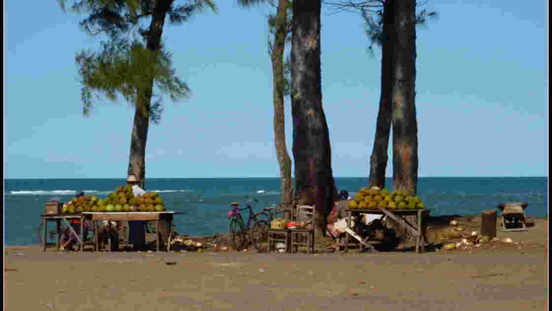 Madagascar Manakara Devant une THB , Manakara est une... - Geo.fr