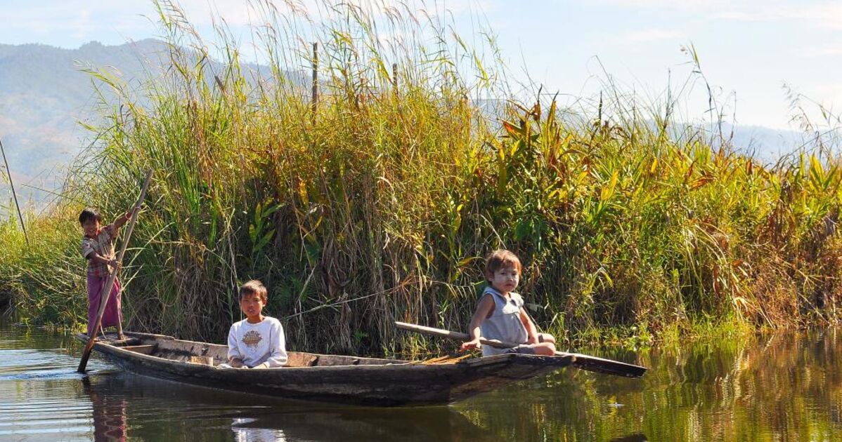 Barque, Gamins sur une barque sur le lac Inlé - Geo.fr