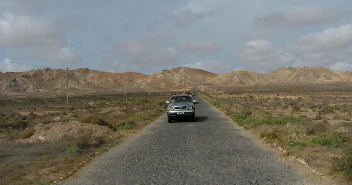 route pavée dans le désert, même route que photo1 - Geo.fr