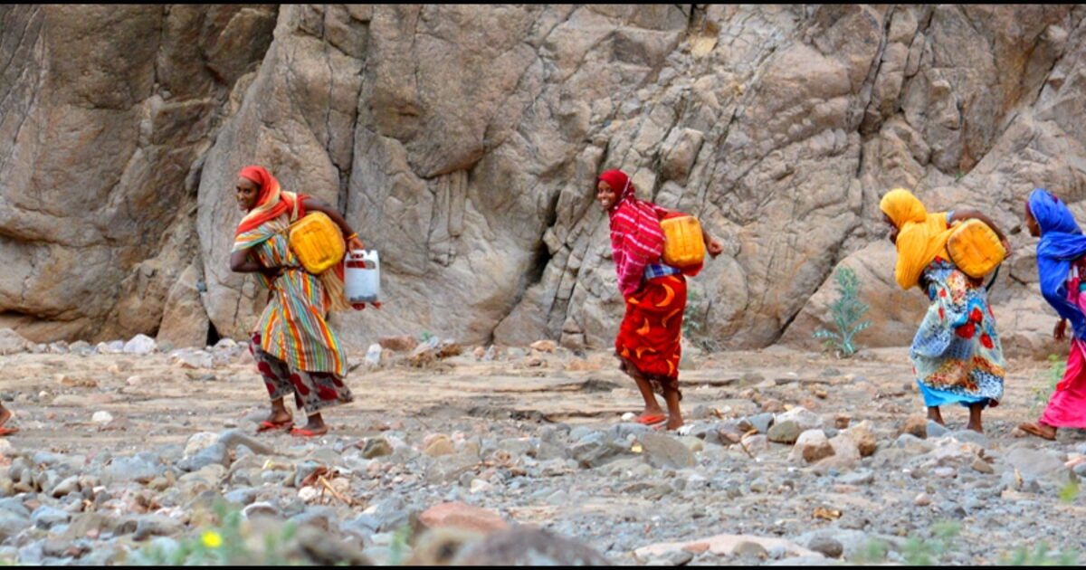 Les porteuses d'eau, Le courage de ces femmes qui porte... - Geo.fr