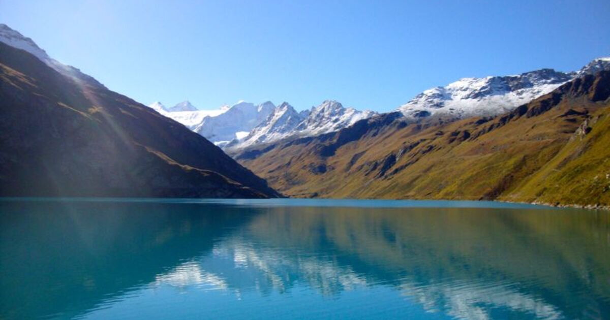 Lac de Moiry, Reflet dans un lac bleu-turquoise. - Geo.fr