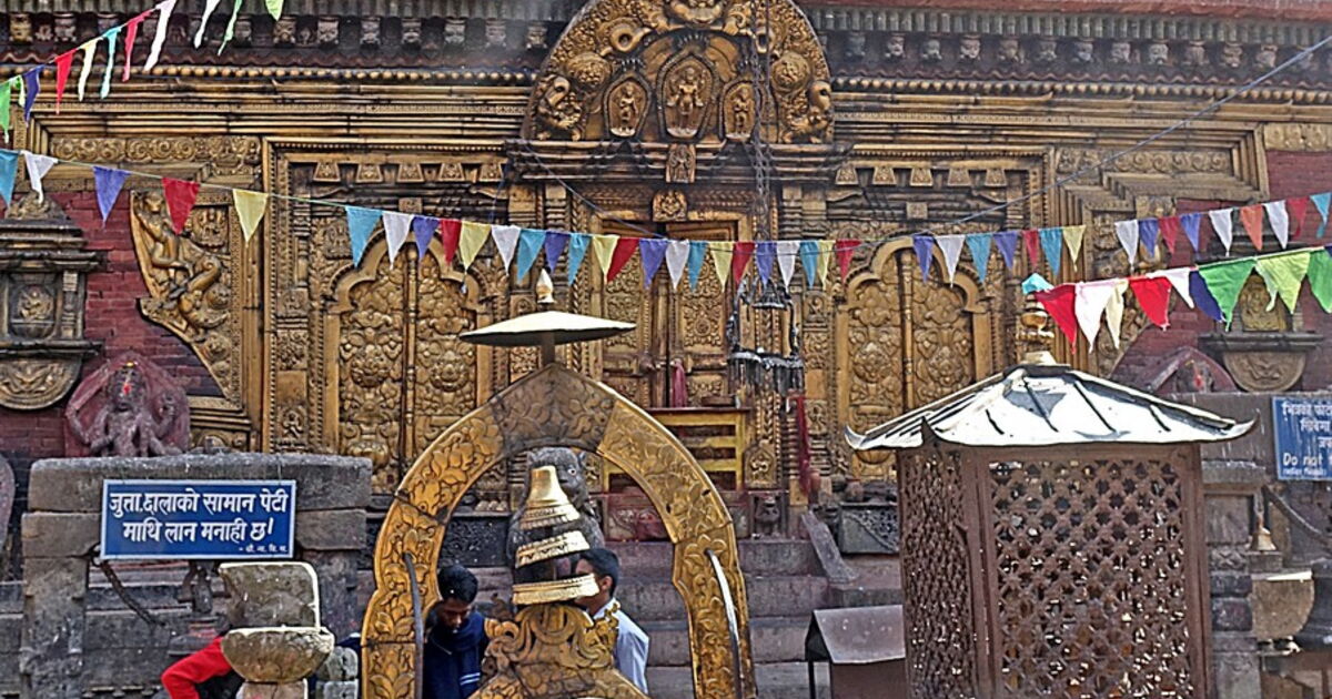 Népal Temple de Changu Narayan Torana avec Lakshm1 - Geo.fr