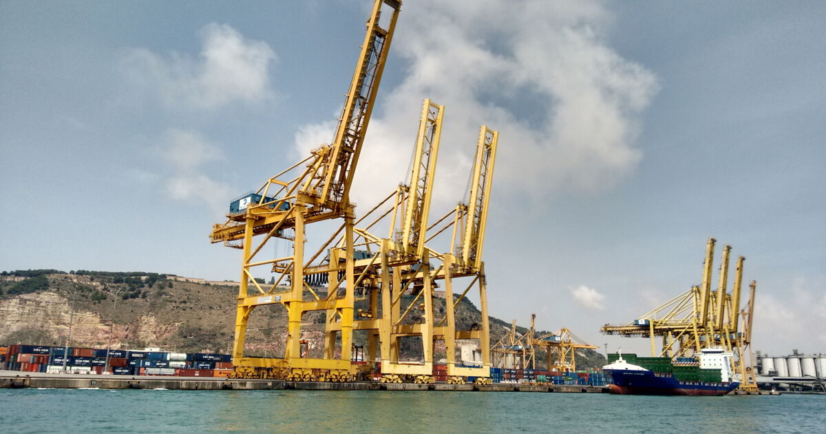 Le port de Barcelone, Le port de Barcelone et ses grues - Geo.fr
