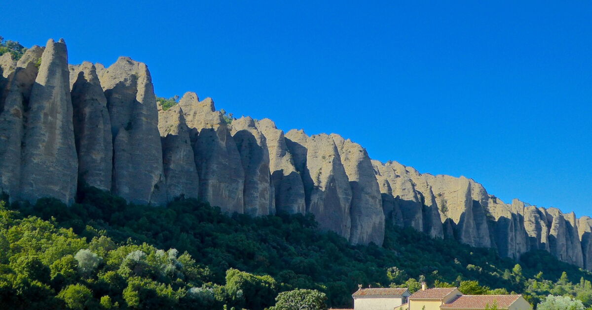 Les Mées, Haute-Provence, Le village des Mées doi1 - Geo.fr