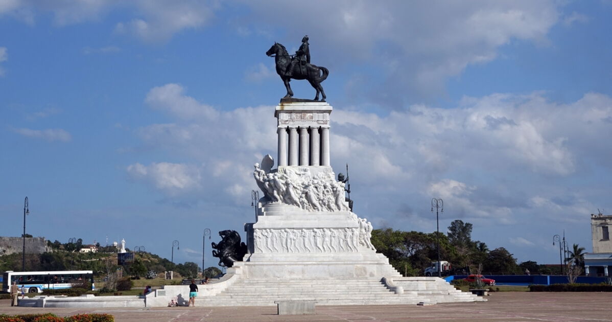 Cuba La Havane Le long du Malecon monument de Maximo... - Geo.fr