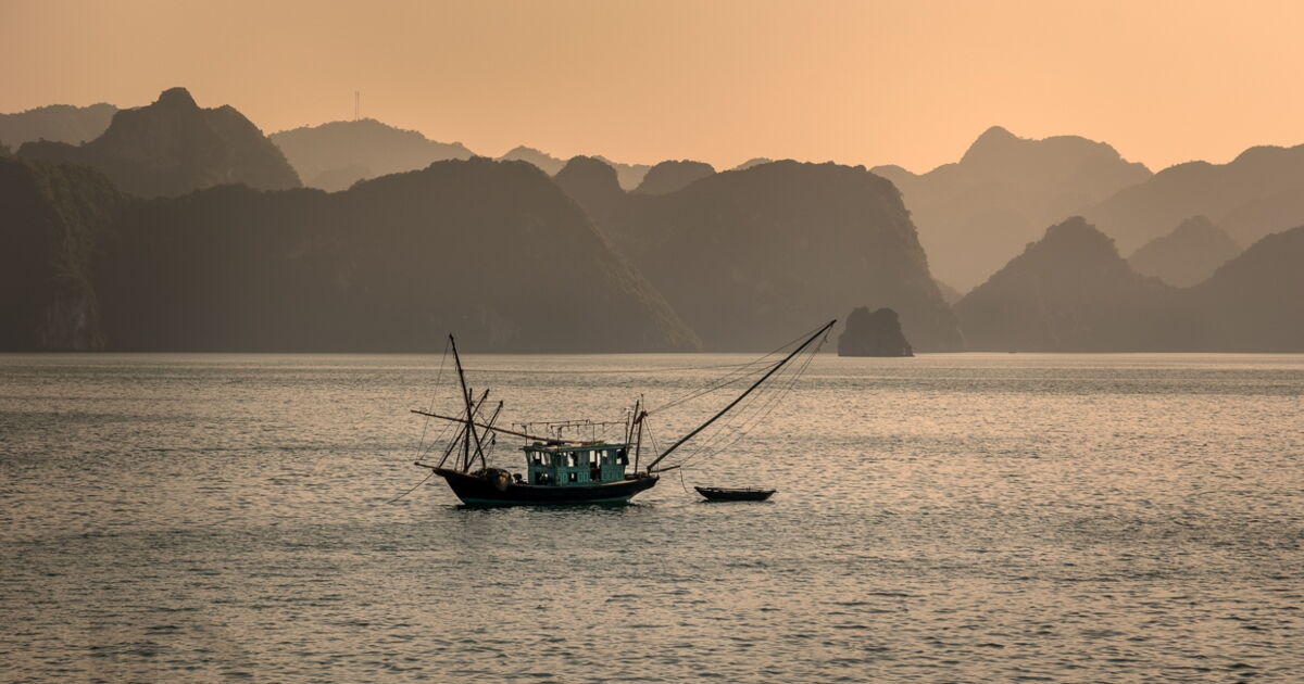 Fishing boat in Ha Long bay, Fishing boat in Ha Long... - Geo.fr